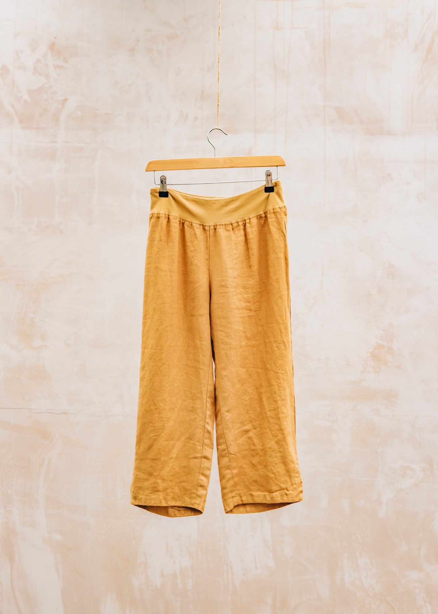 Solid Linen Capri Pants in Manuka